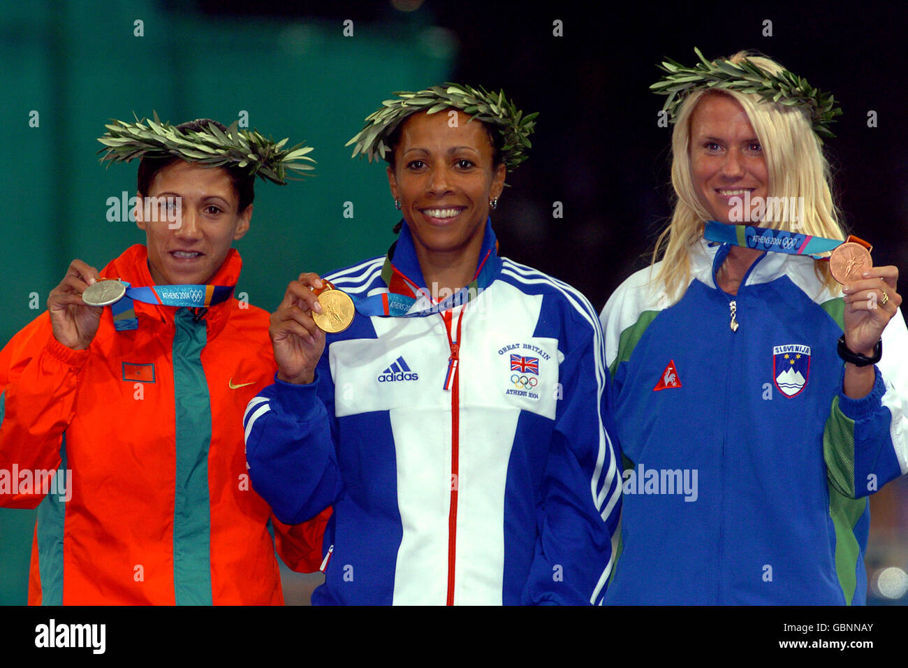 (L-R) Morocco's Hasna Benhassi (silver), Great Britain's Kelly Holmes ...