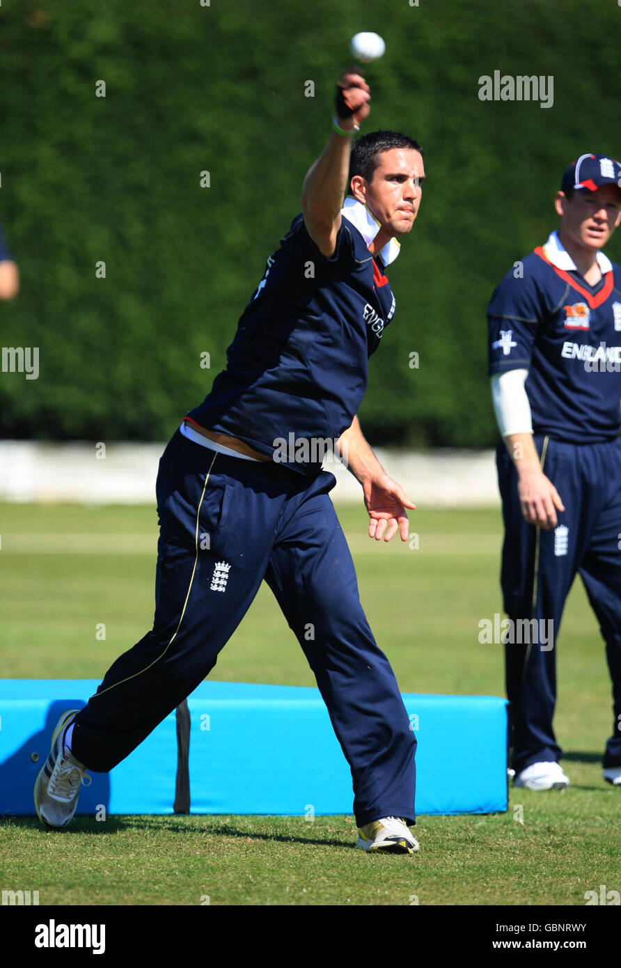 Cricket bowling practice training hi-res stock photography and images ...