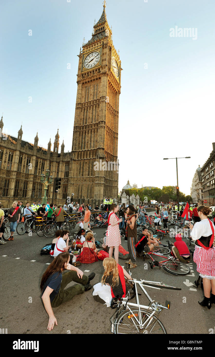 Cycle protest hi-res stock photography and images - Alamy