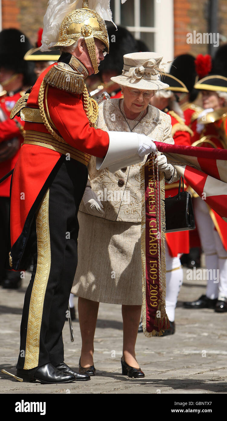 Queen Elizabeth II adds a pendant to the standard of the Gentlemen at ...