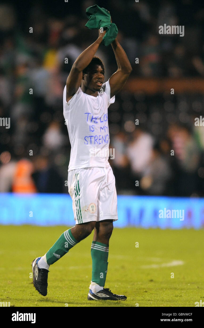 Nigeria's Sam Sodje applauds the fans after the final whistle Stock ...