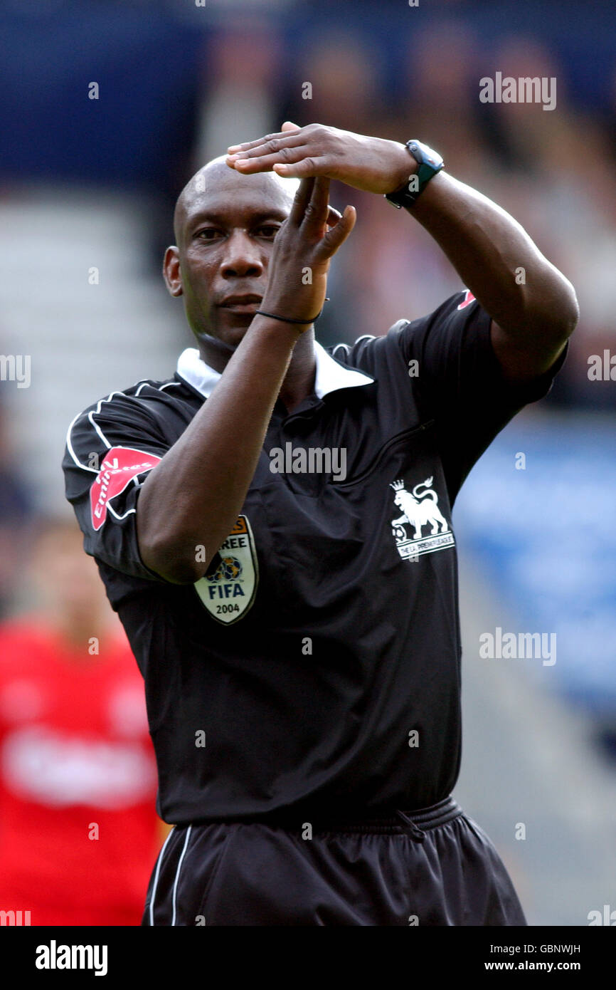 Fa referee uriah rennie hi-res stock photography and images - Alamy