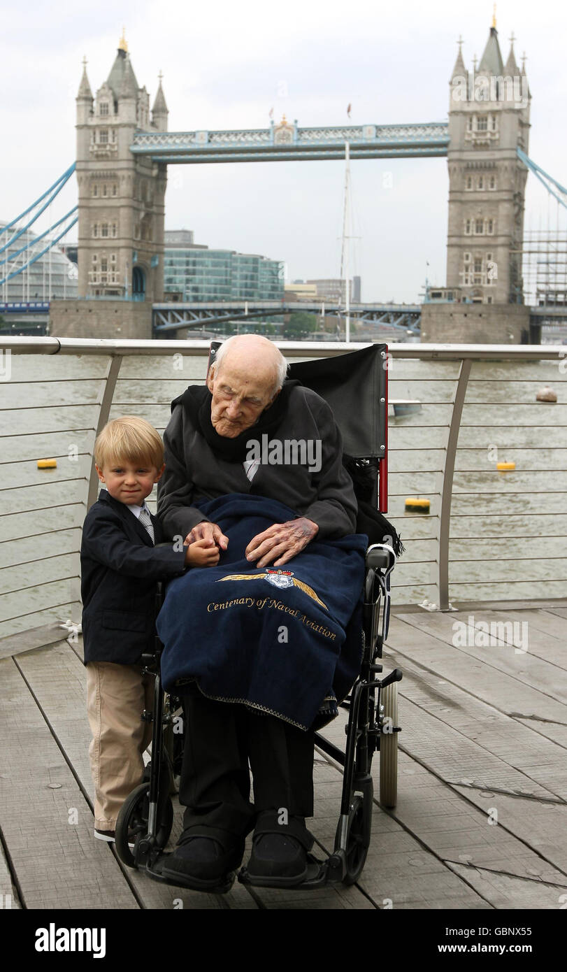 Henry Allingham celebrates 113th birthday Stock Photo - Alamy