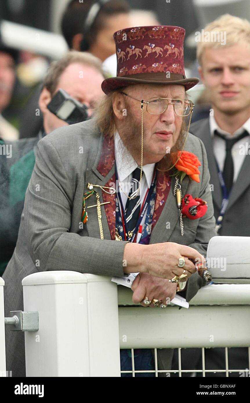 Racing commentator john mccririck hi-res stock photography and images ...
