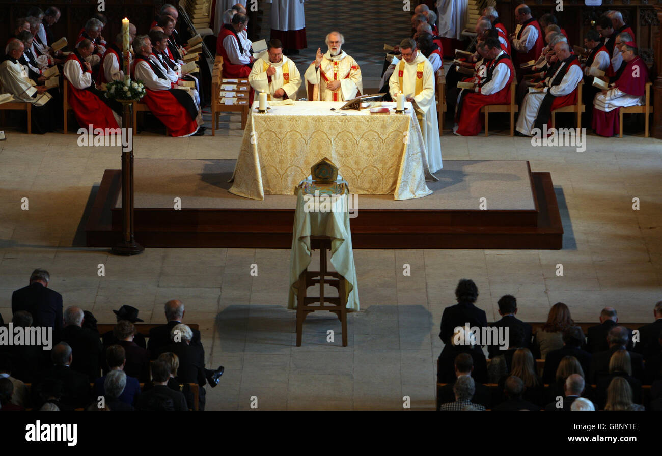 The Arch Bishop of Canterbury Rowan Williams begins the Funeral service ...