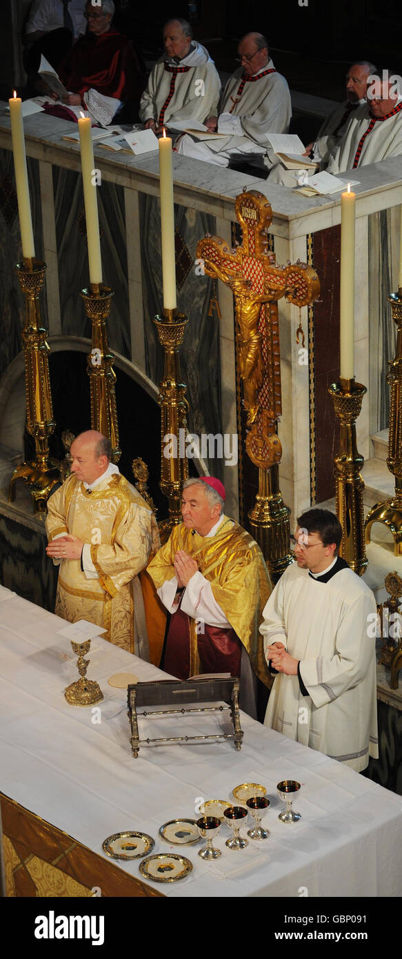 New catholic leader installed hi-res stock photography and images - Alamy