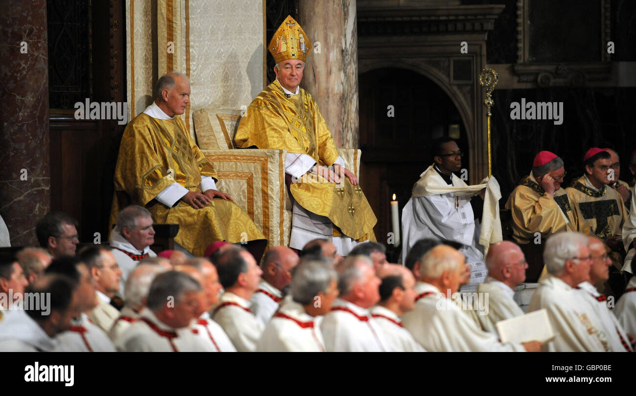 New catholic leader installed hi-res stock photography and images - Alamy