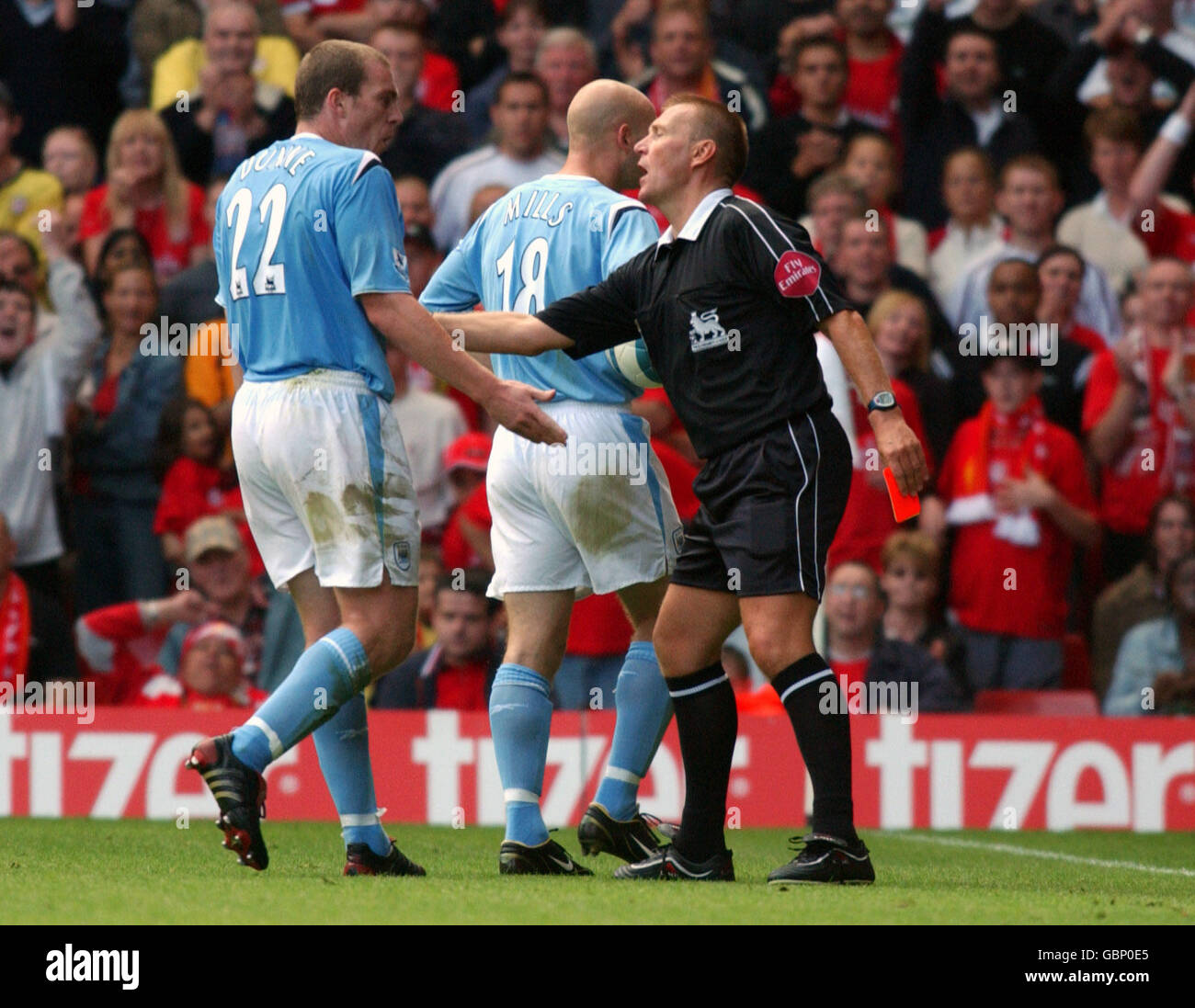 Graham poll premier league referee hi-res stock photography and images ...