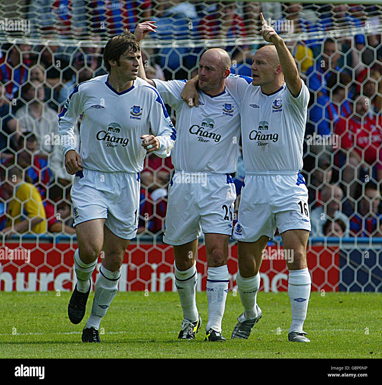 Everton's Thomas Gravesen (r) celebrates his goal with team mates Lee ...