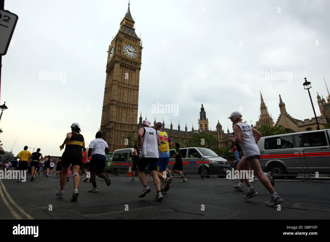 Competitors running bupa london 000 10 hi-res stock photography and ...
