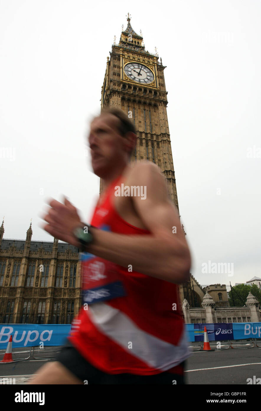 Competitors running bupa london 000 10 hi-res stock photography and ...