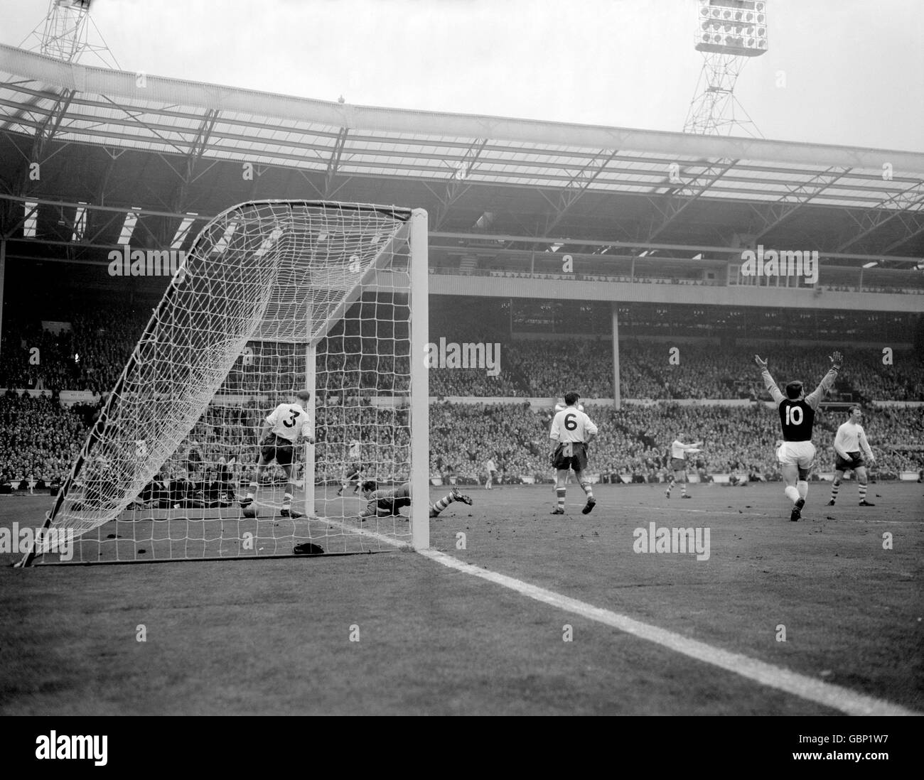 Geoff hurst west ham united Black and White Stock Photos & Images - Alamy