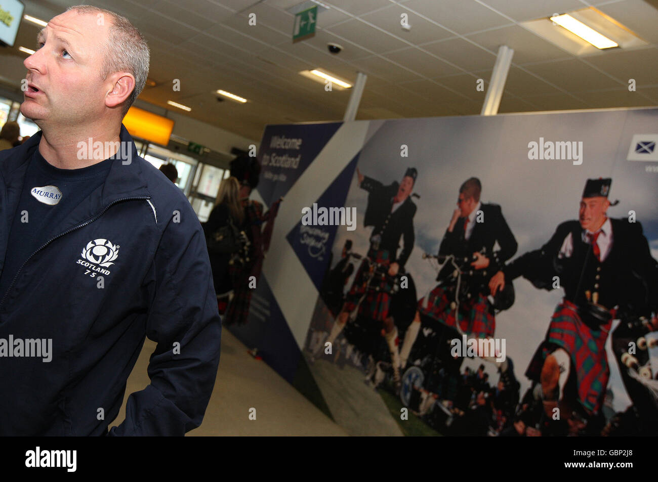 Scotlands coach steven gemmill arrives at edinburgh airport hi-res ...