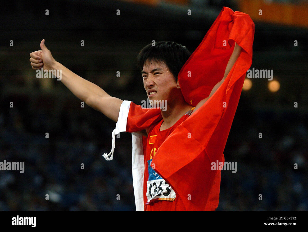 China's xiang liu celebrates breaking the olympic record and winning ...