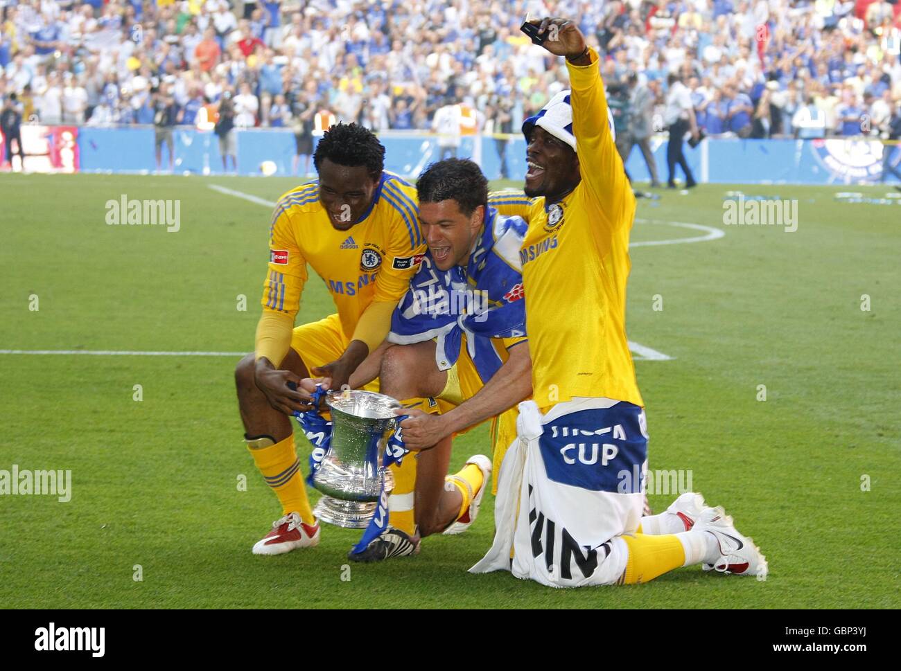 Mikel obi chelsea trophy hi-res stock photography and images - Alamy