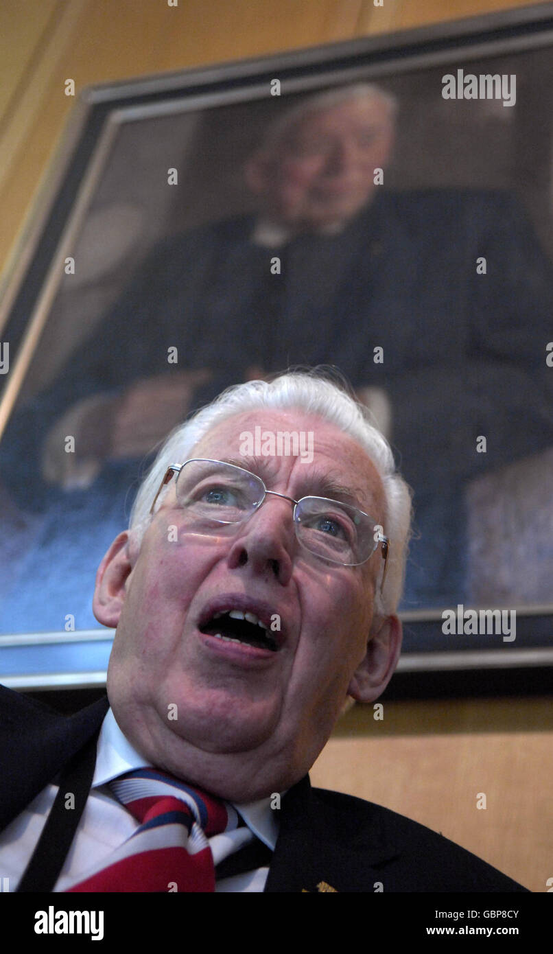 Ian Paisley MP portrait unveiled Stock Photo - Alamy