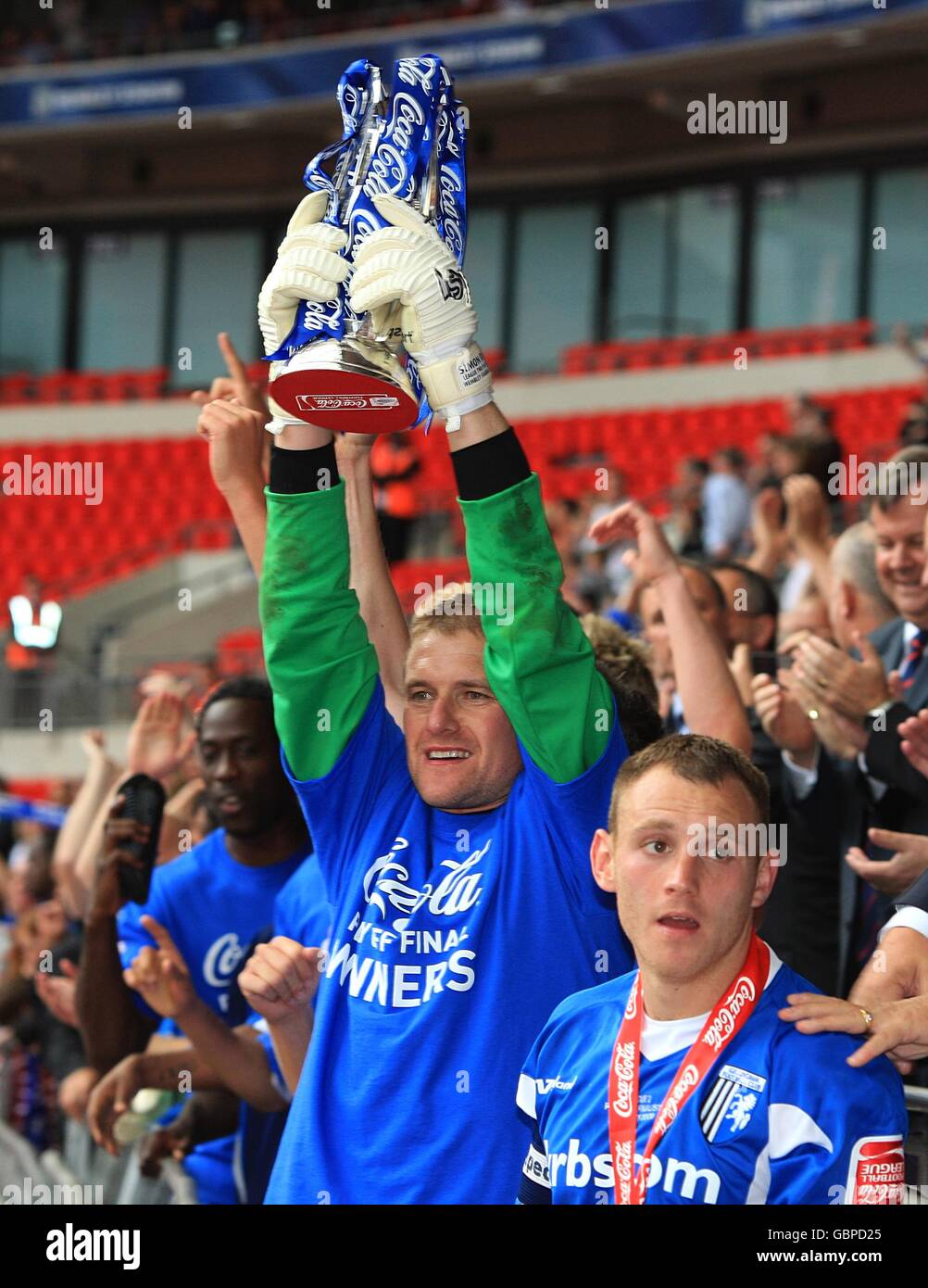 Gillingham goalkeeper simon royce hi-res stock photography and images ...