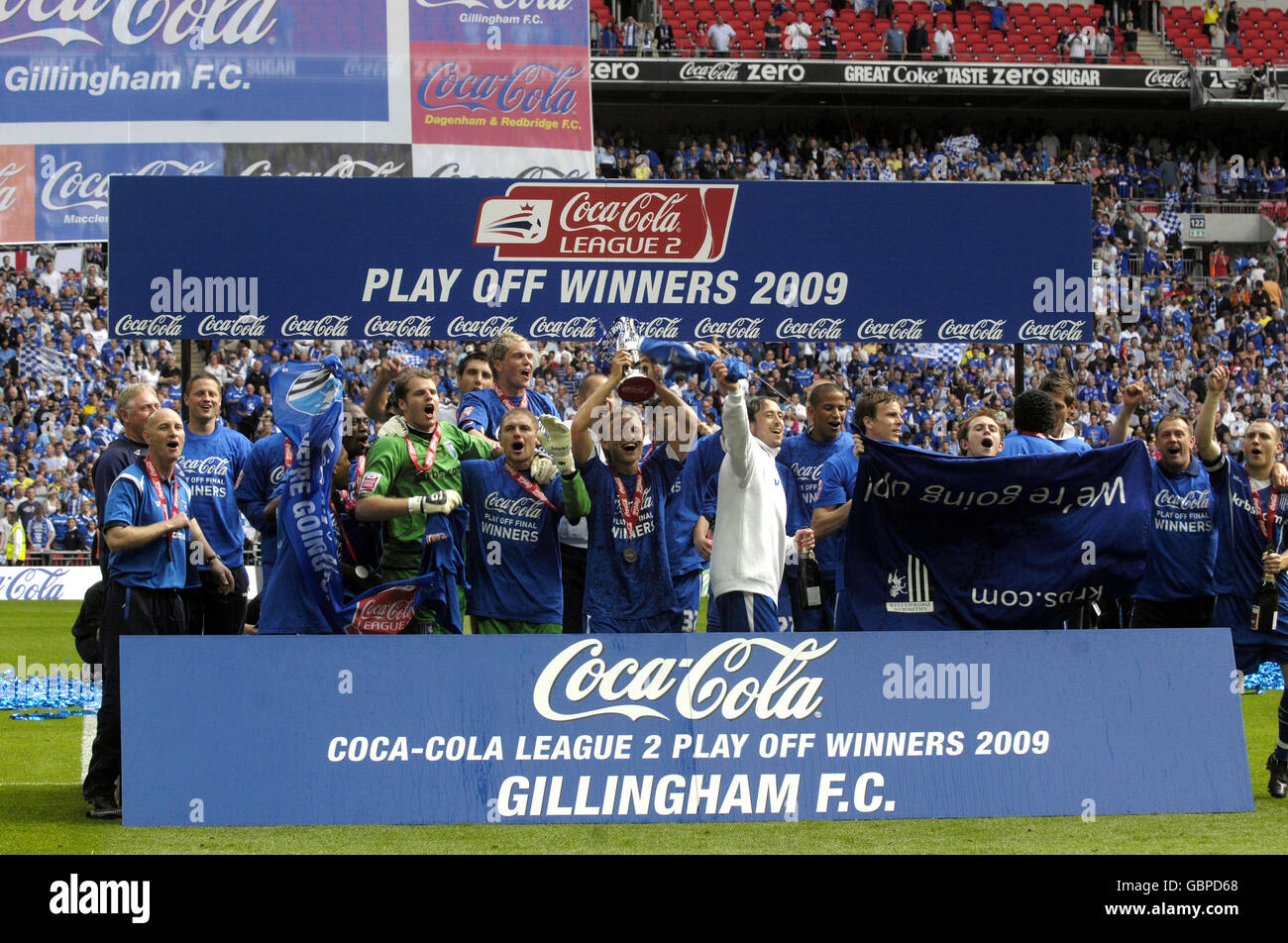The gillingham team celebrate their win hi-res stock photography and ...