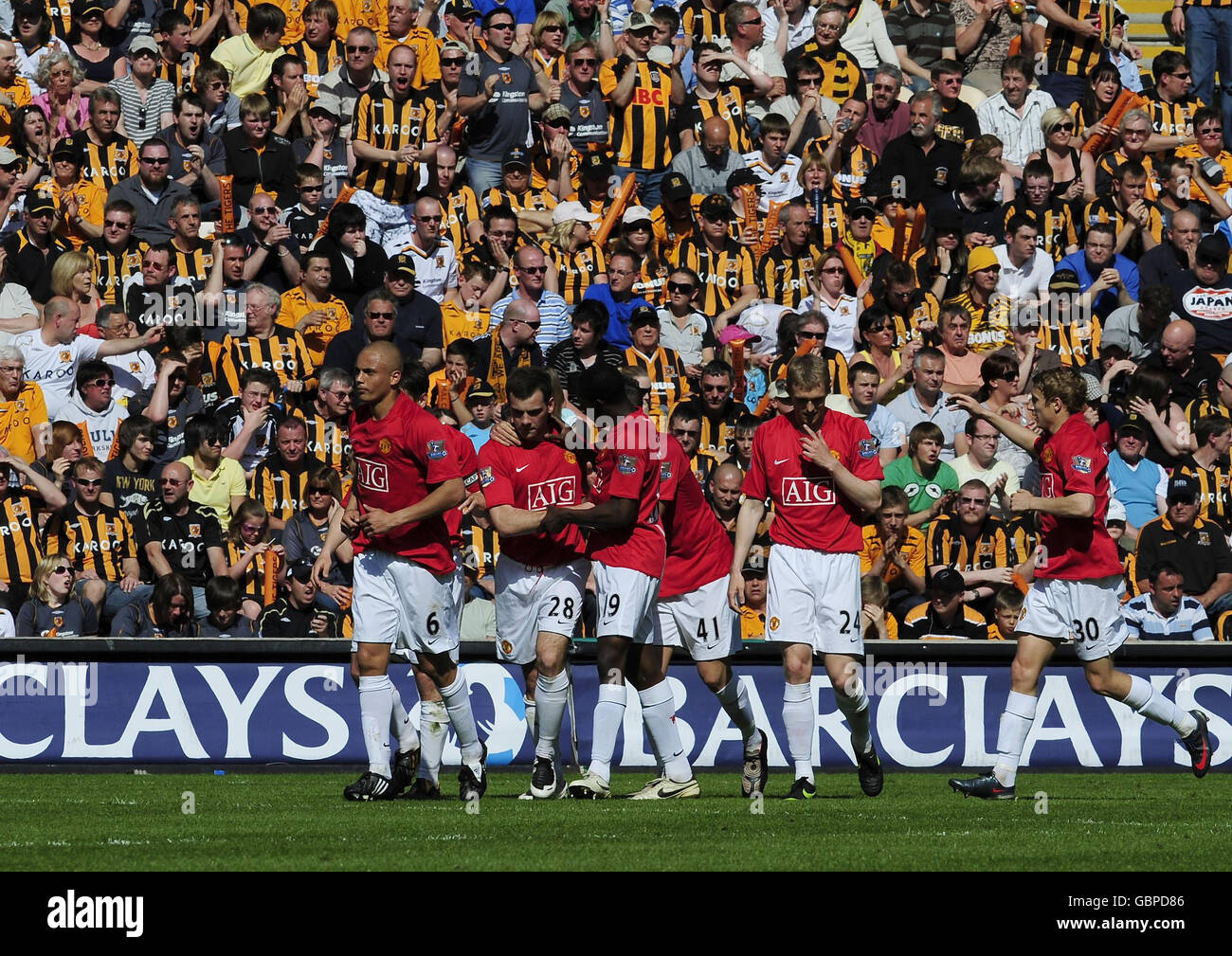 Manchester United celebrate with Darron Gibson after he opened the ...