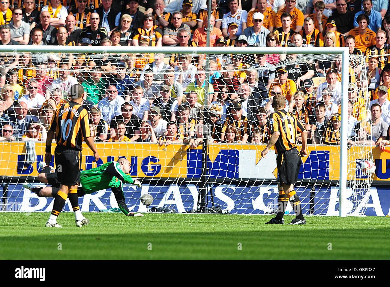 Manchester United's Darron Gibson (out of picture) scores the first ...