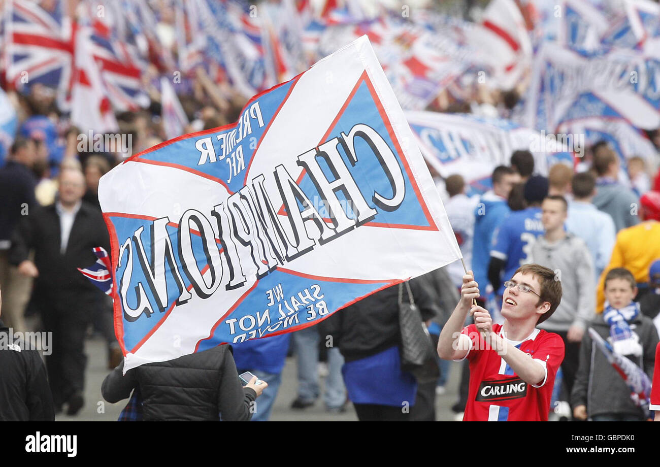 Rangers fans celebrate becoming Scottish Premier League champions ...