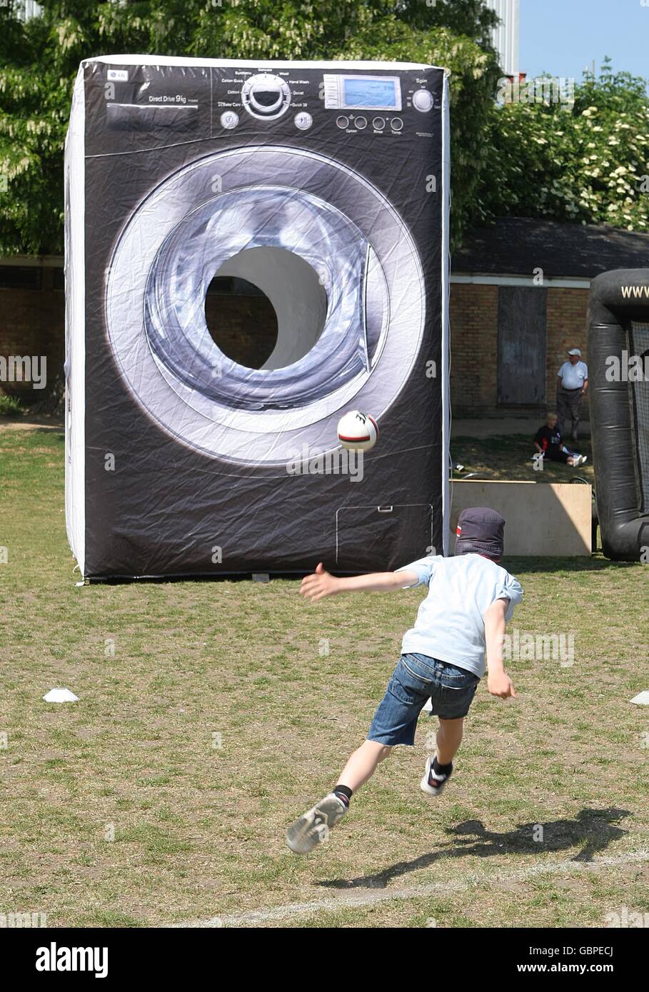 Kids take part in activities in bishops park hi-res stock photography ...