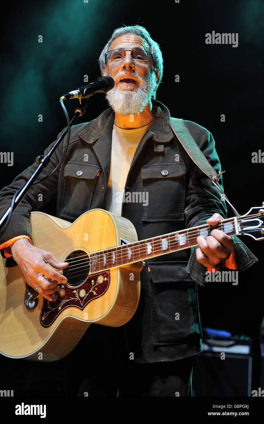Yusuf islam performs on stage hi-res stock photography and images - Alamy