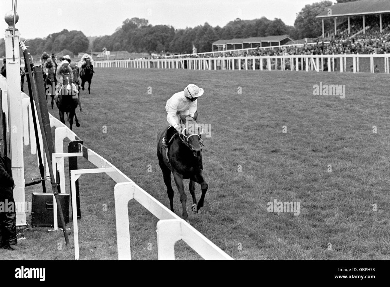 Queen elizabeth ii passing hi-res stock photography and images - Alamy