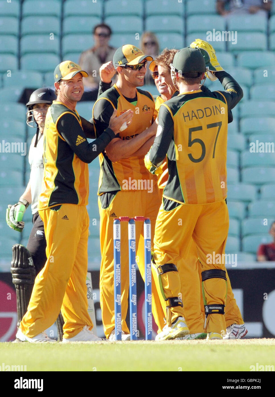 Australia celebrate after Matthew Hadin run out New Zealand's Jacob ...