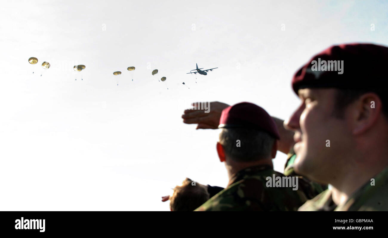 Members of the Parachute Regiment, watch a parachute drop by 3 Para at ...