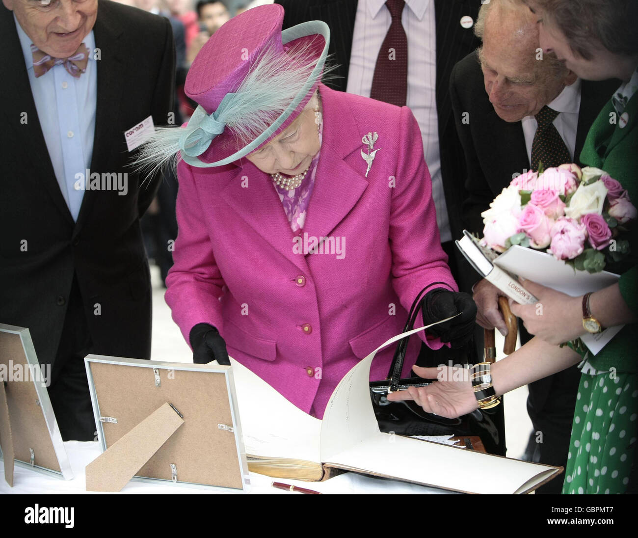 Queen visits Coram children's charity Stock Photo - Alamy