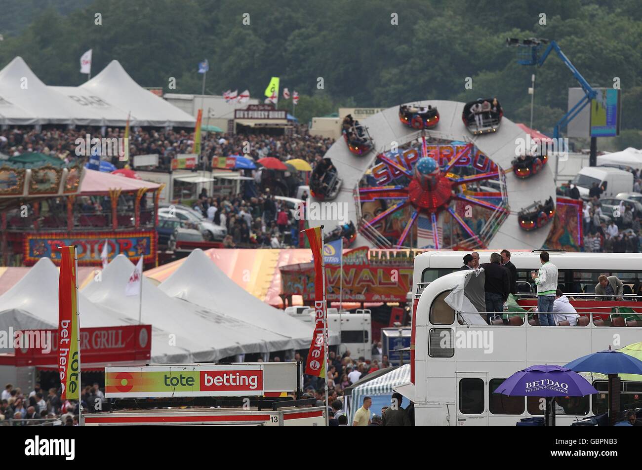 Racegoers enjoy the funfair at Epsom Downs Racecourse Stock Photo - Alamy