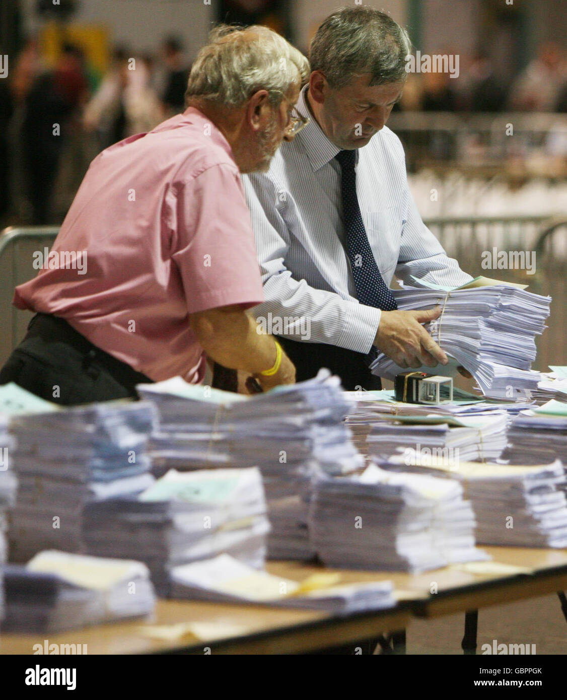 Politics voting ballot paper counting hi-res stock photography and ...