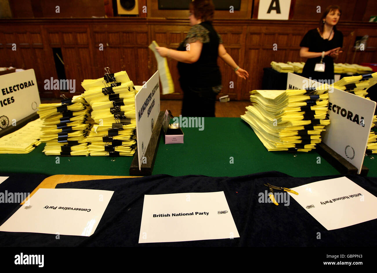Politics voting ballot paper counting hi-res stock photography and ...