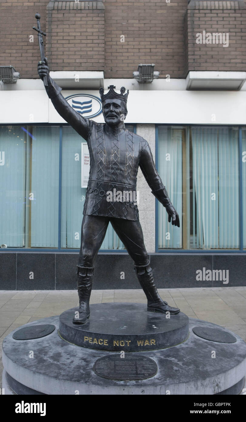 A statue of actor richard harris in limerick city centre hi-res stock ...