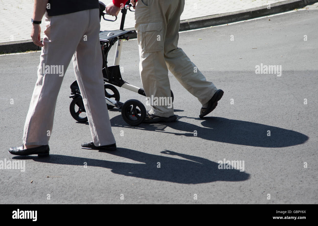 Zimmer frame man hi-res stock photography and images - Alamy