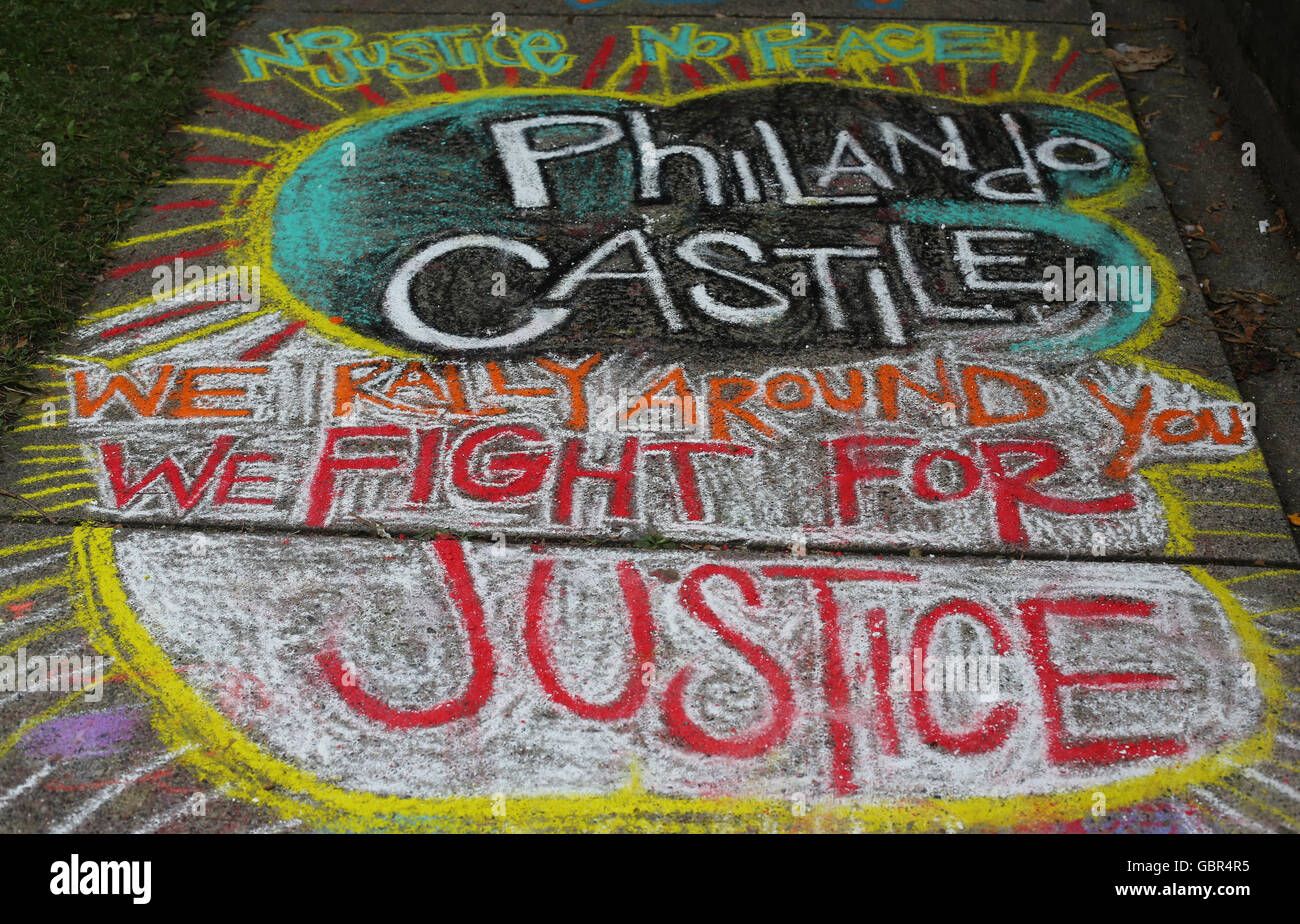St. Paul, Minnesota, USA. 7th July, 2016. A chalk drawing in front of ...