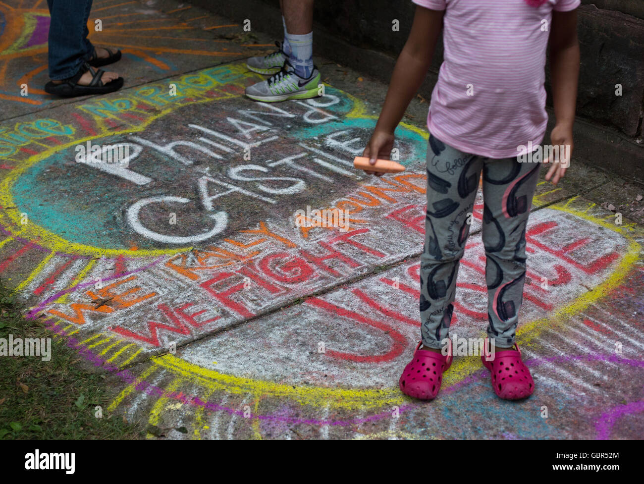 St. Paul, Minnesota, USA. 7th July, 2016. A chalk drawing in front of ...