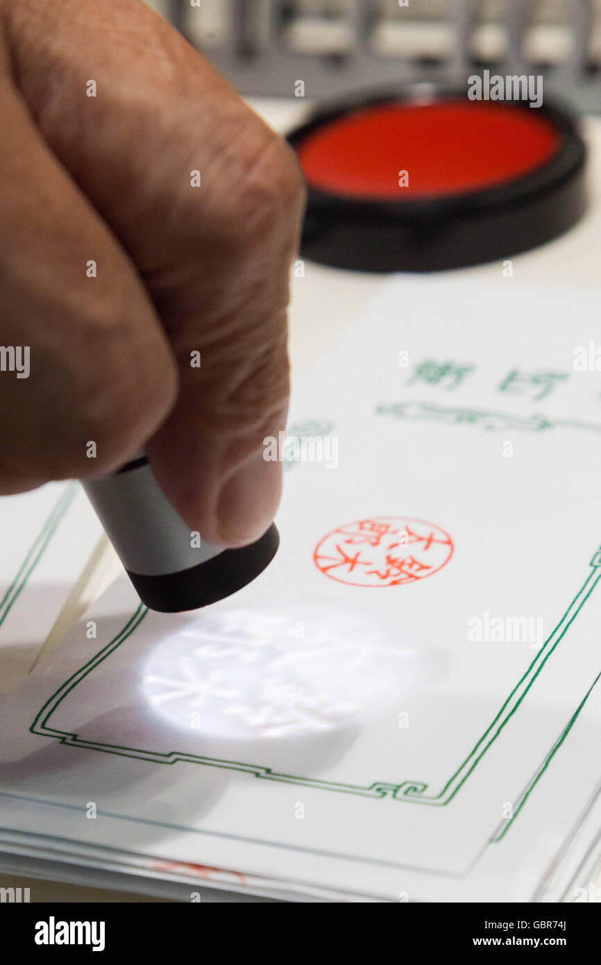Tokyo, Japan. 8th July, 2016. An exhibitor gives a demonstration of a ...