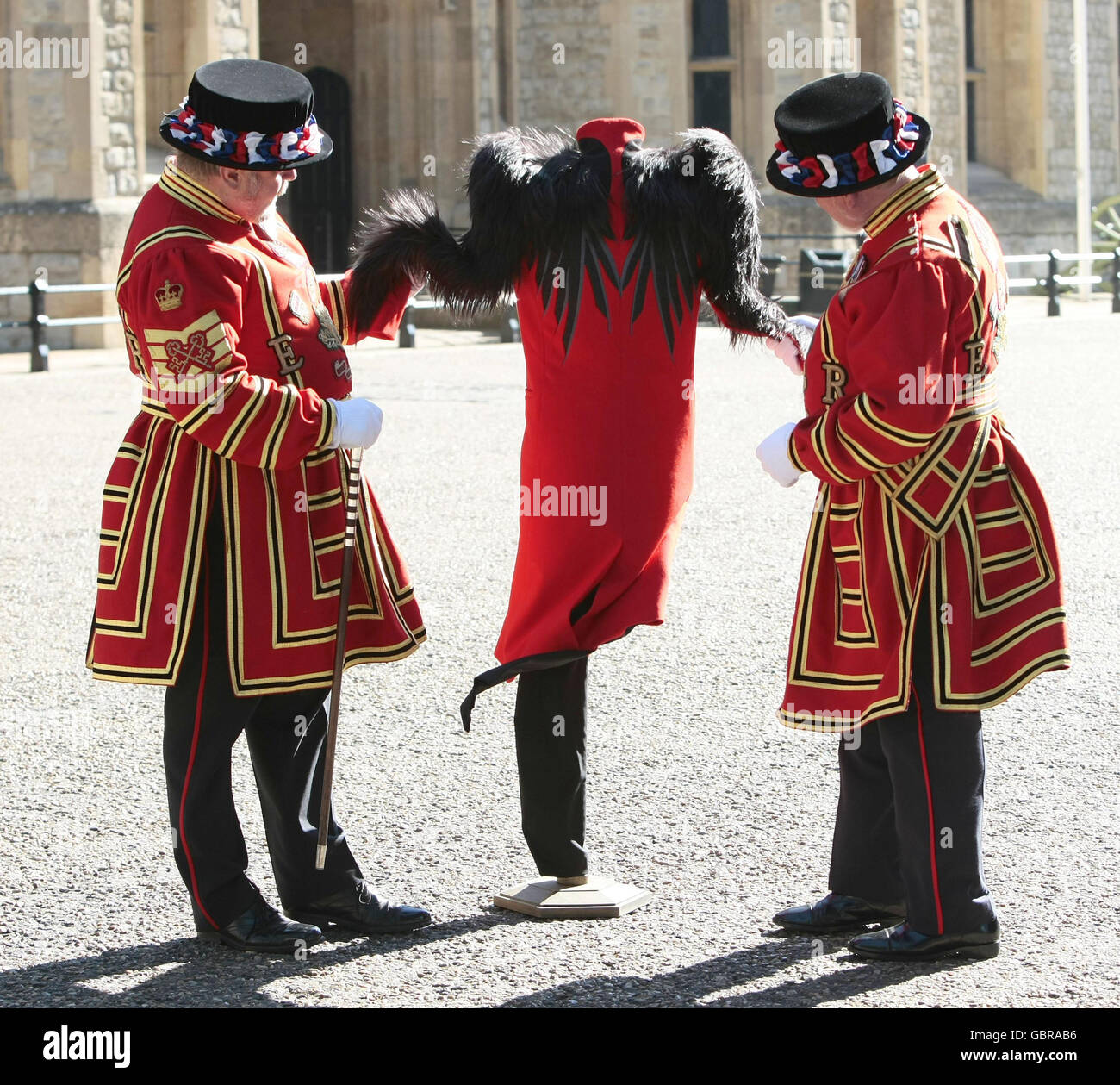 Modern on beefeater uniform worn by beefeaters themselves hi-res stock ...