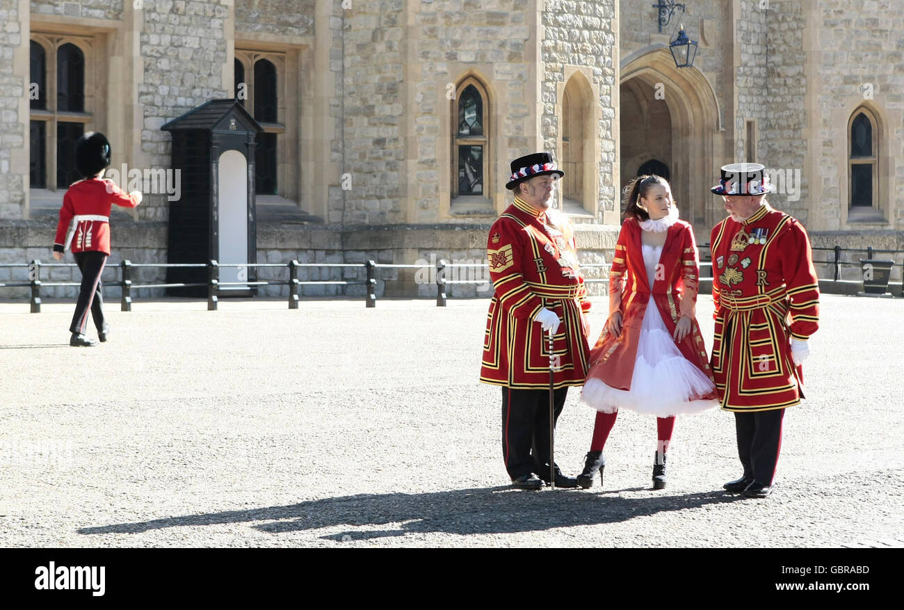 Modern on beefeater uniform worn by beefeaters themselves hi-res stock ...