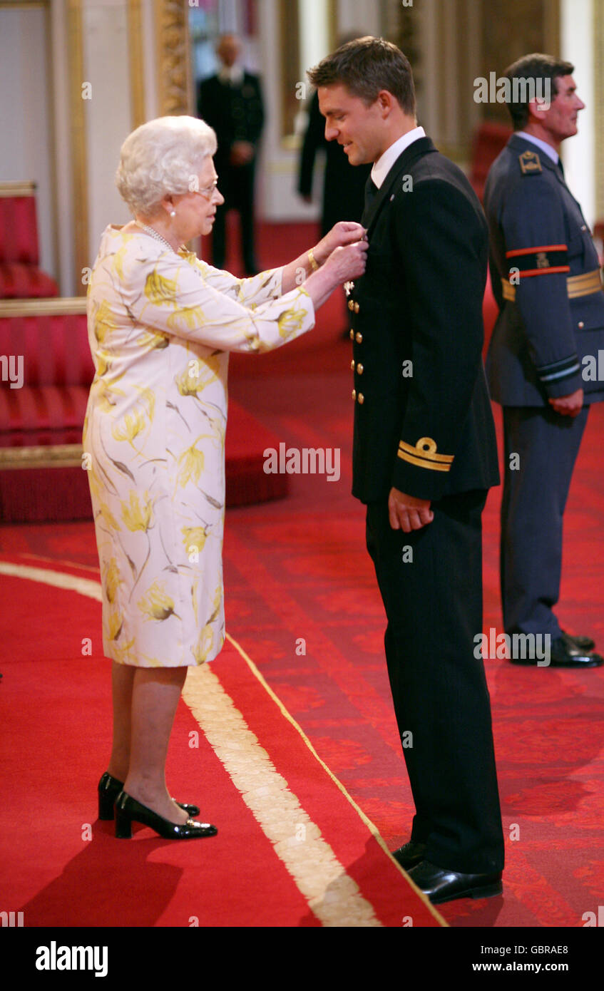 Olympic rowing champion Peter Reed receives an MBE from Queen Elizabeth ...
