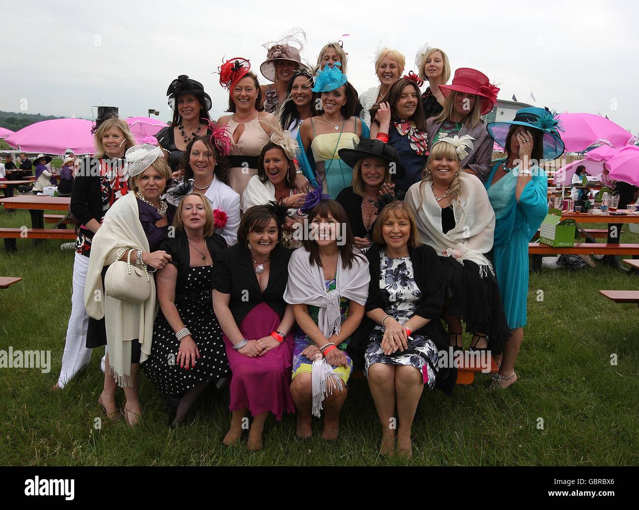 Female racegoers enjoy their day at the races hi-res stock photography ...