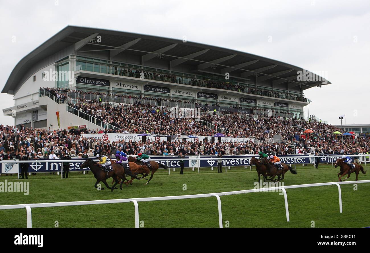 Investec handicap epsom racecourse hi-res stock photography and images ...