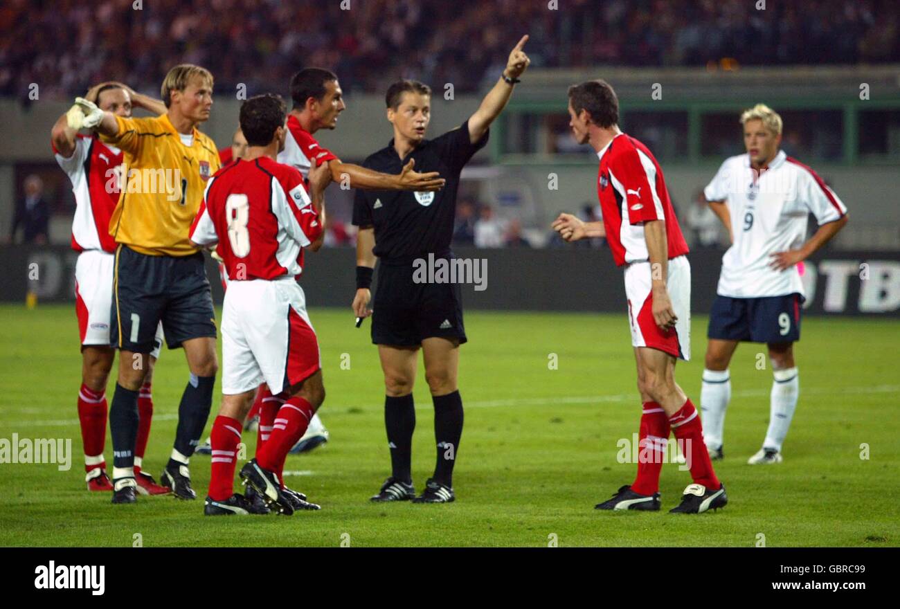 Soccer players argue referee hi-res stock photography and images - Alamy