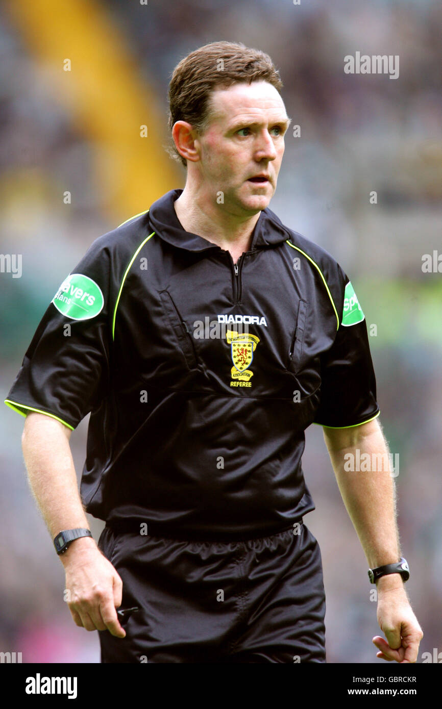 Referee hugh dallas of scotland hi-res stock photography and images - Alamy
