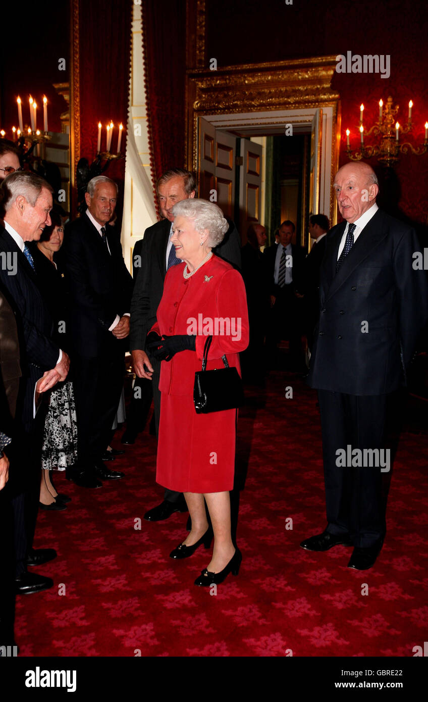 Queen attends Pilgrims Reception Stock Photo - Alamy