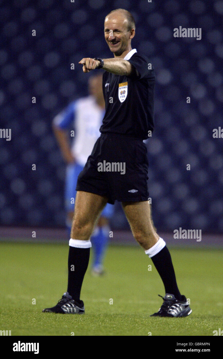 Mike riley referee hi-res stock photography and images - Alamy