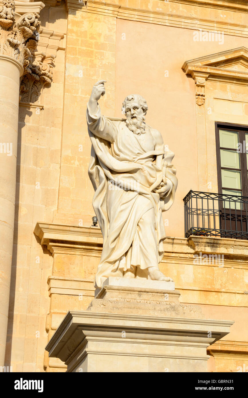 Statue in front of the Duomo (cathedral) in Piazza Duomo, Ortygia ...