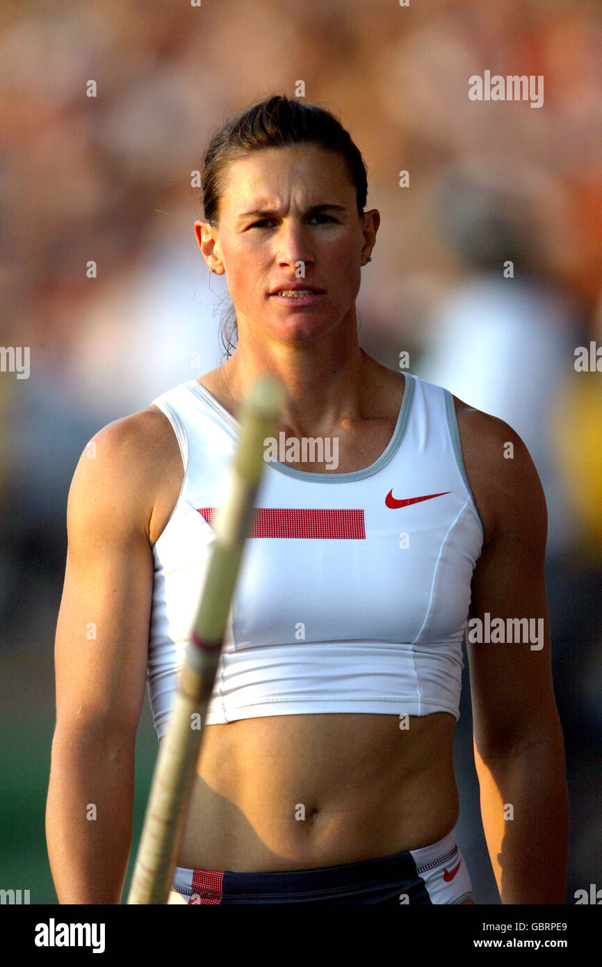 United states stacy dragila prepares herself during the pole vault hi ...